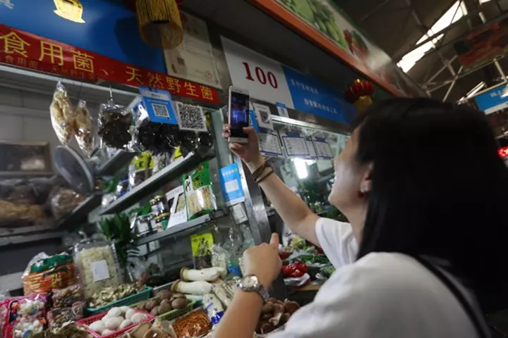 Minilyon sa mga Chinese nga mga turista nahimong usa ka drayber sa mobile pagbayad