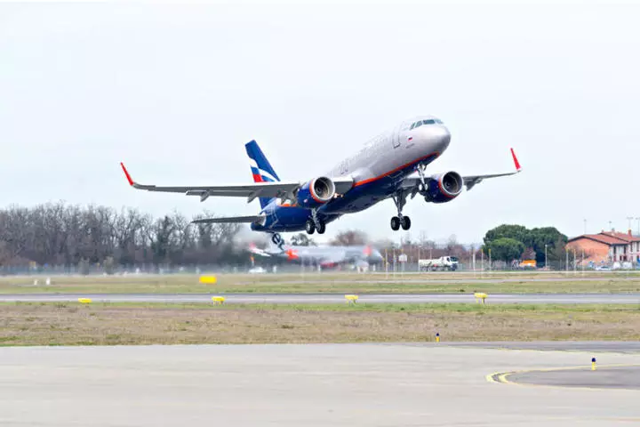 En del av passagerarna från den kvarhållna flygningen Azur Air Sheremetyevo - Antalya flög ut ur vnukovo