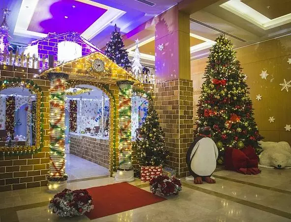 Sochi'deki kırmızı polyana üzerinde beş metrelik bir gingerbread evi ayarla