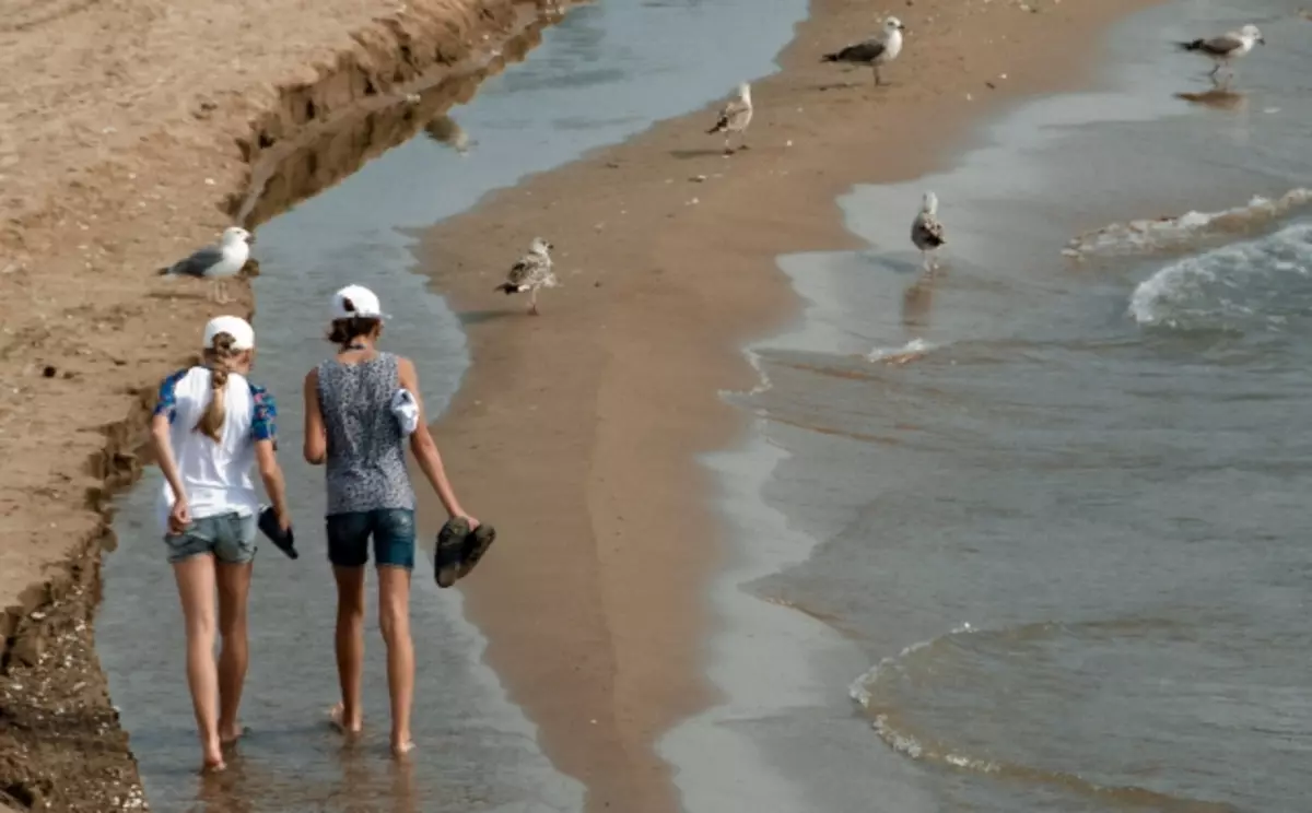 Yazın başında, SoChi yetkilileri, mobilyalı ve temiz plajlara vaat ediyor