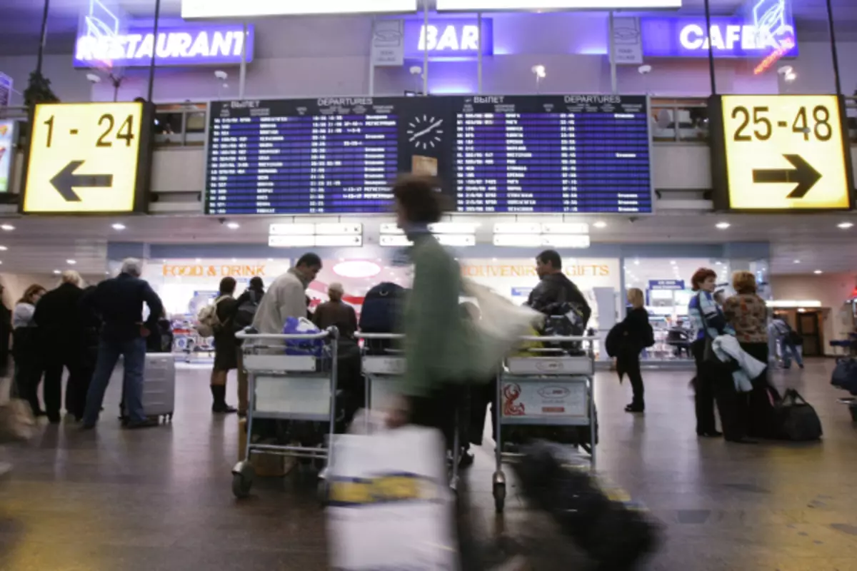 輸送省はチャーターキャリッジ航空を制限し、しばしば飛行を遅らせる