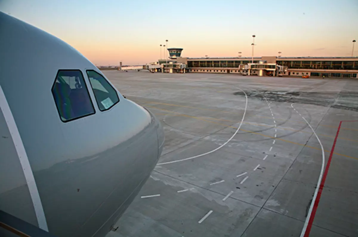 Aeroflot sərnişinlərə marşrutları və səyahət tarixlərini və ya İtaliya və İsrailə qayıtmağa icazə verməyə icazə verdi