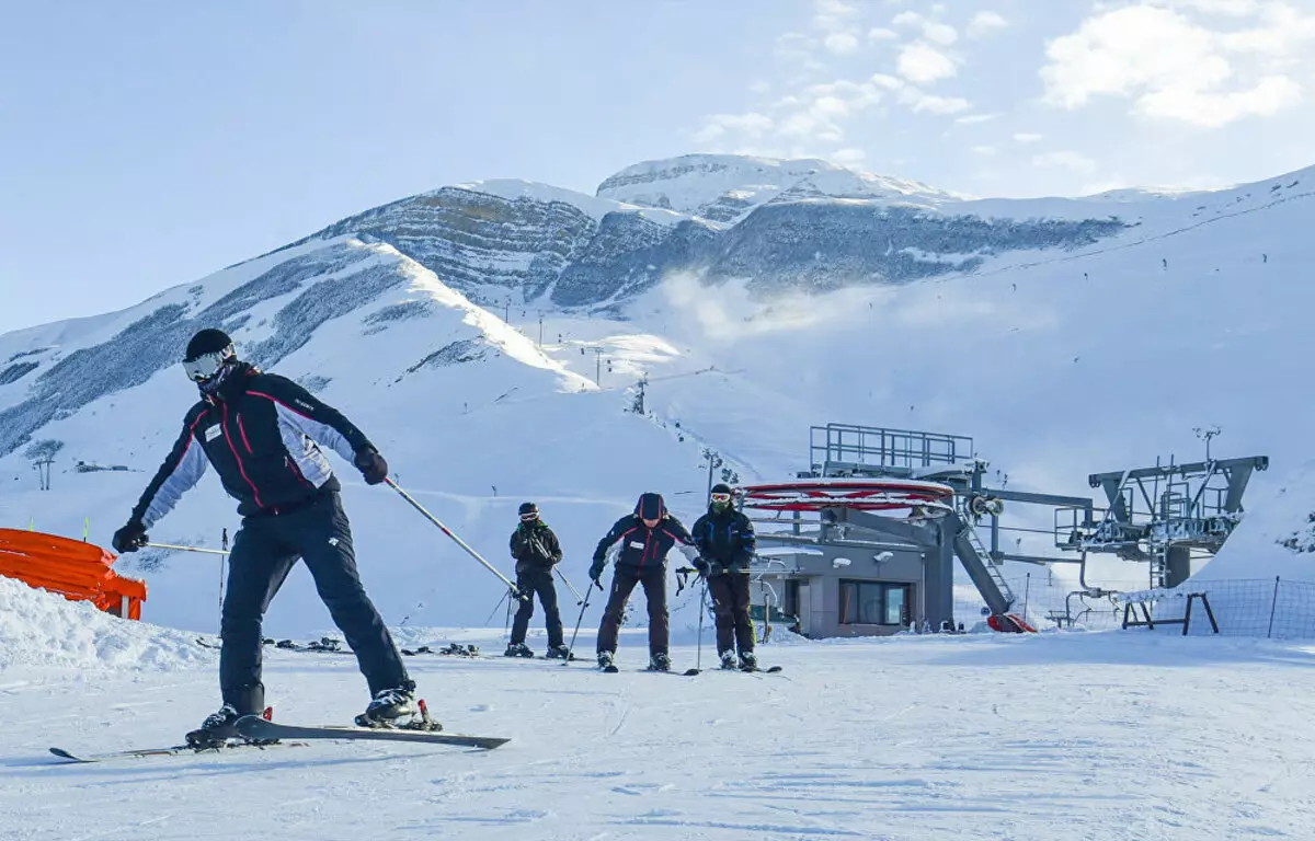 Ang mga estudyante sa Russia moadto sa Shahdag nga nagsakay sa snowboards