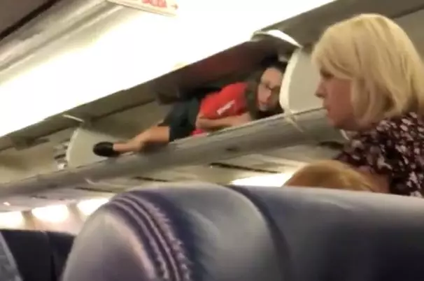 Video: Pasagjeri i avionit zbuluar në raftin e bagazheve Stewardess fshehur