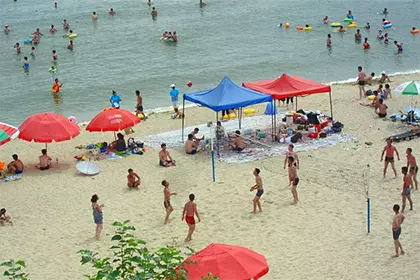 ब्रिटिश एजेंसी ने डीपीआरके में समुद्र तटों पर पर्यटकों की छुट्टियों की पेशकश की