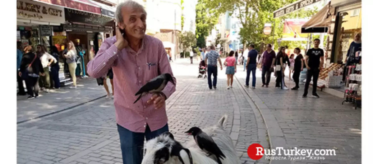 رجل ذو ماعز في وسط اسطنبول جذبت انتباه السياح (فيديو)