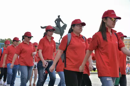 It-turisti Ċiniżi jiġu offruti tours għal Lenin Links ħdejn Krasnoyark