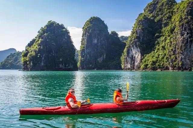 Yn halong annulearren se in ferbod op kayaking fanwegen massa-ûntefredenens