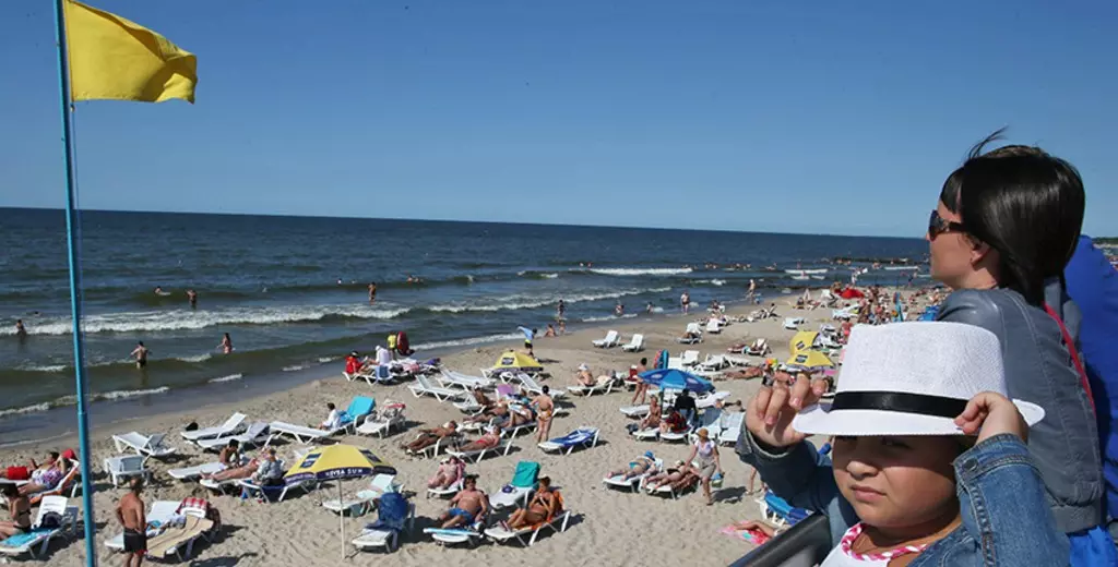 I veicoli elettrici porteranno turisti in spiaggia a Kaliningrad