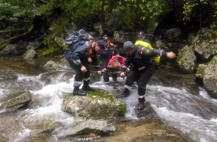 Rescuers i Primorye hjälpte turister förlorade på natten på Mount Pidan