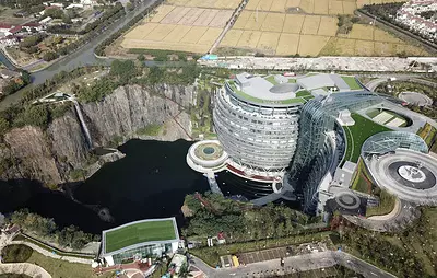 No suburbio de Shanghai abriu o primeiro hotel do mundo construído nunha carreira abandonada