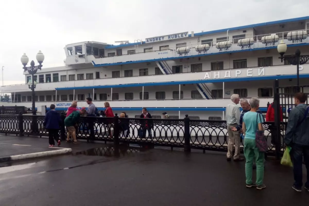 An Yosroslavl, Touristen eropklammen op Croisiis Schong duerch d'Fiedem: wat se an der Floss Versandfirma soen