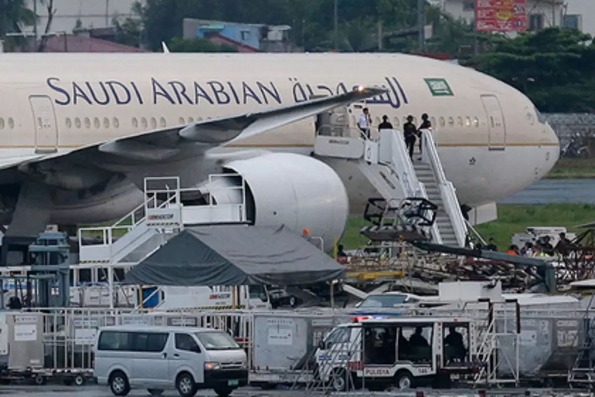 Арапската авиокомпанија го исфрли патникот од летот поради изгледот