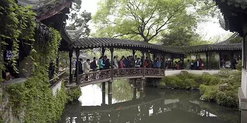 Na prvý deň Cinmina v parkoch Suzhou Mnoho turistov