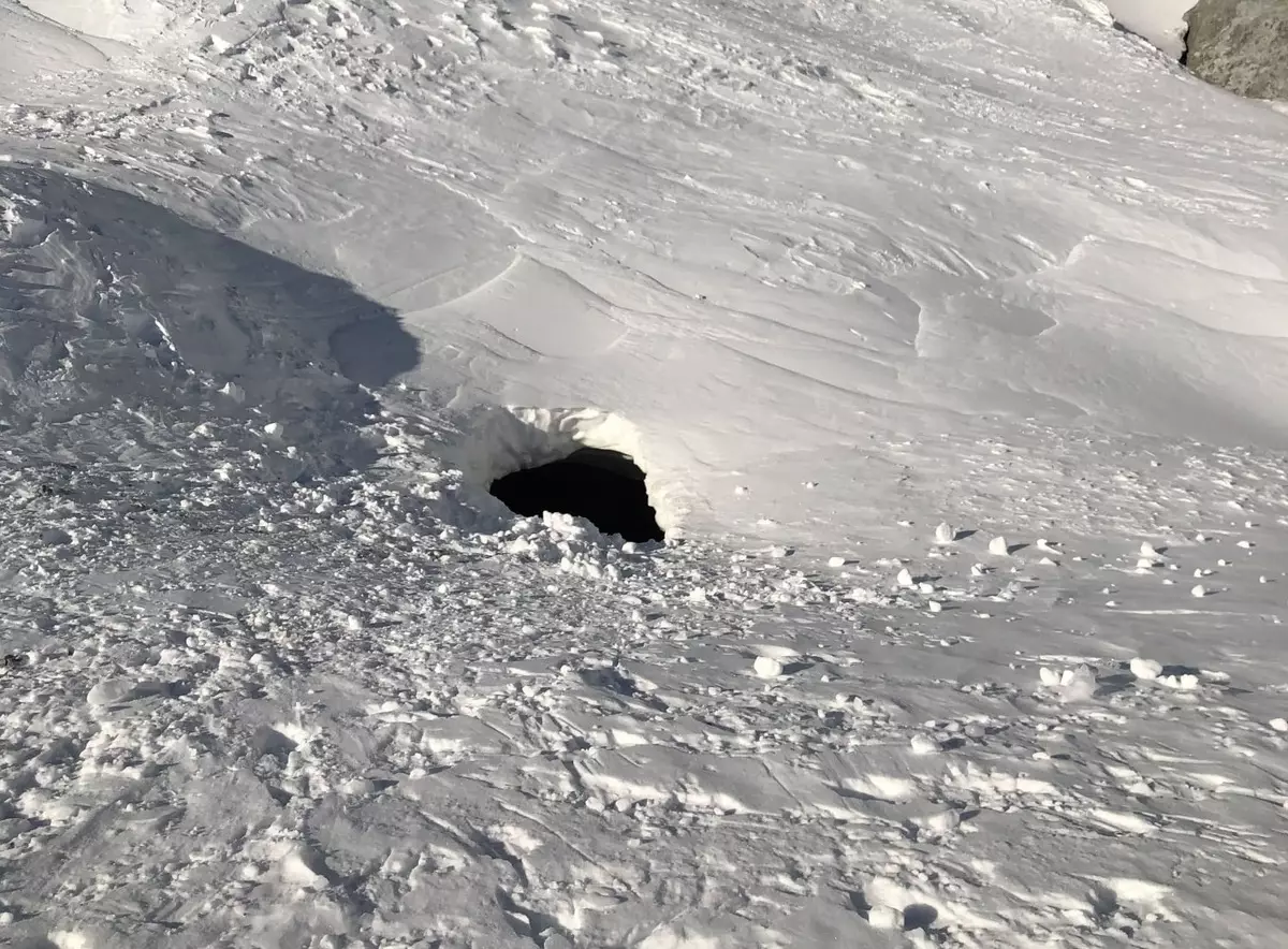 Skier-ka ayaa ku dhacay ku-simaha Volcano wuxuuna ka badbaaday