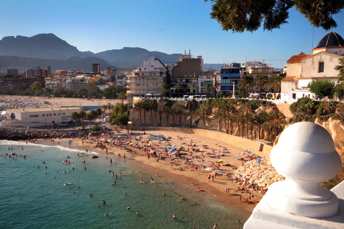 Os resorts populares atoparon formas de controlar os turistas nas praias durante o período pandémico.