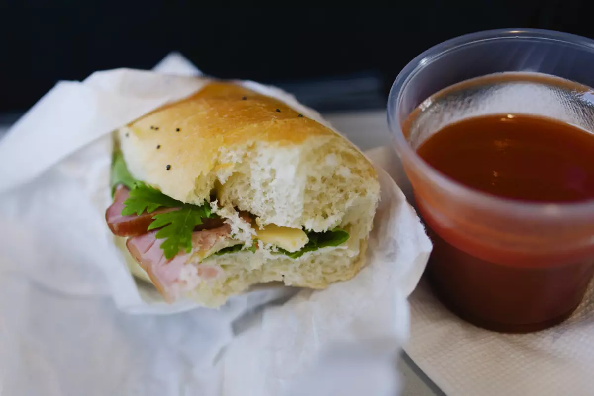 ¿Por qué el jugo de tomate parece más sabroso en aviones?