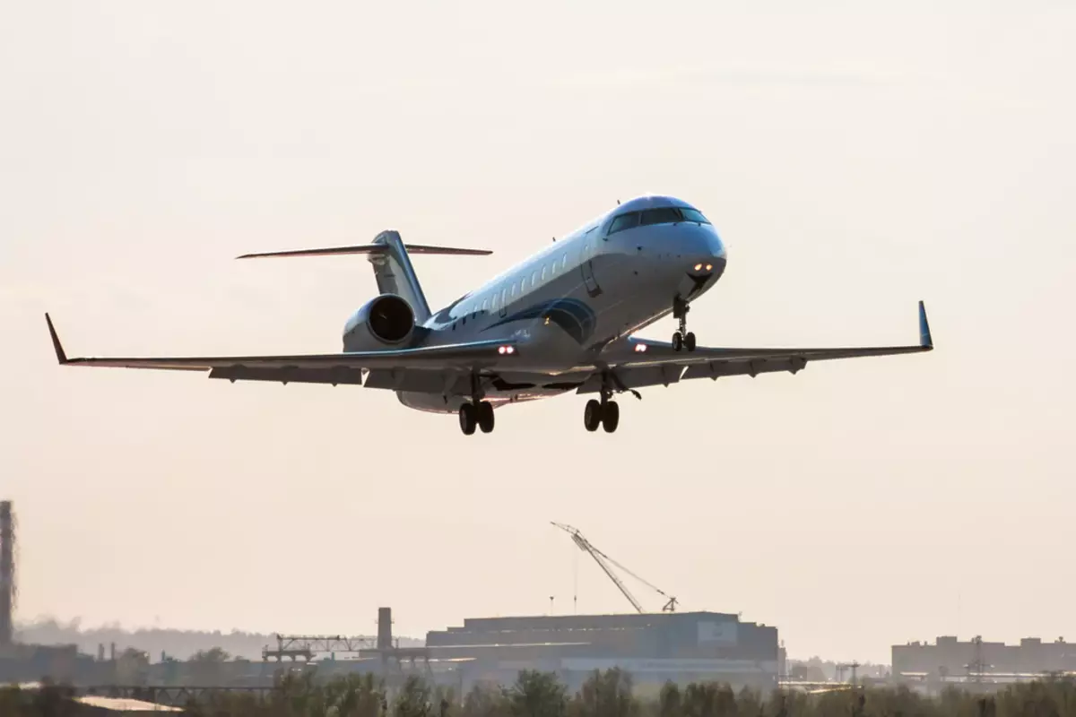 Le passager a organisé une rangée à bord de l'aéronef et bat l'hôtesse de l'air