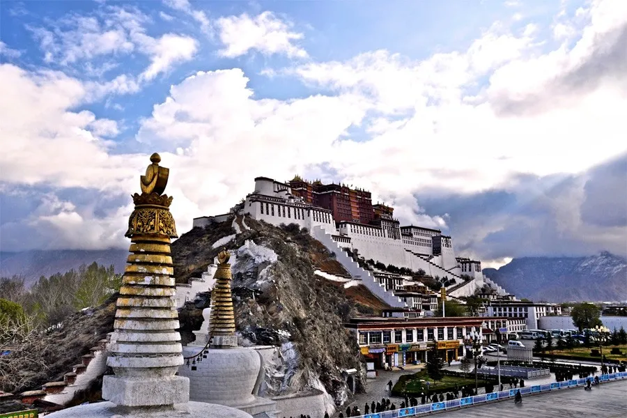 An Tibet an Zibet kommen, gëtt all Joer méi schwéier. Dëst ass wéinst der Tatsaach datt heiansdo déi chinesesch Autoritéiten et fir Touristen maachen.