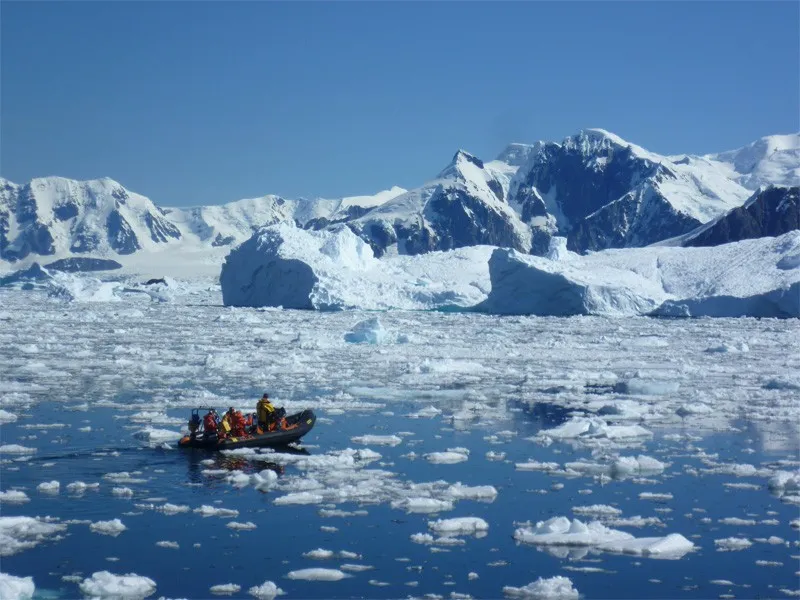 Glaciers Antarticine ishonga hamwe nihuta cyane, nibikurya icumi byihuse kuruta mumyaka yo hagati.