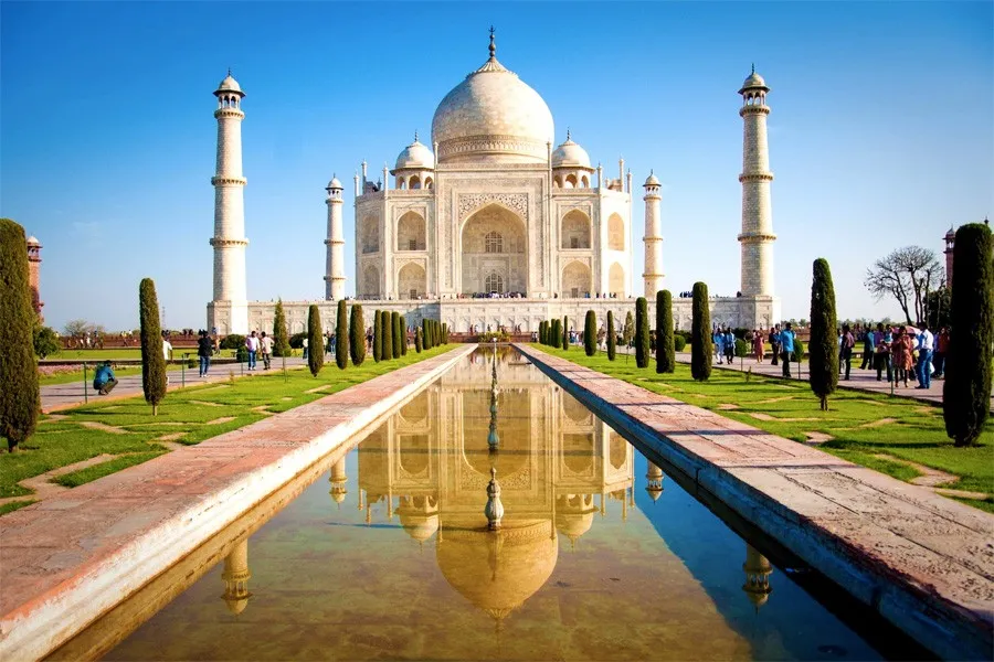 Taj Mahal prend environ 3-5 millions de visiteurs par an, mais au cours des cinq prochaines années, à la demande de l'UNESCO, le monument peut se terminer pour des visites.