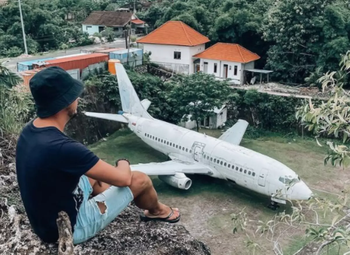 Maxim tani jeton në Bali, po investon dhe udhëheq blogun e tij.