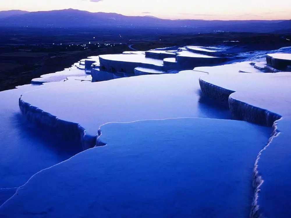 Pamukalė. Šis krioklys yra žinomas dėl savo gražių sniego baltų šlaitų, tai yra vienas iš geologinių stebuklų Turkijos.