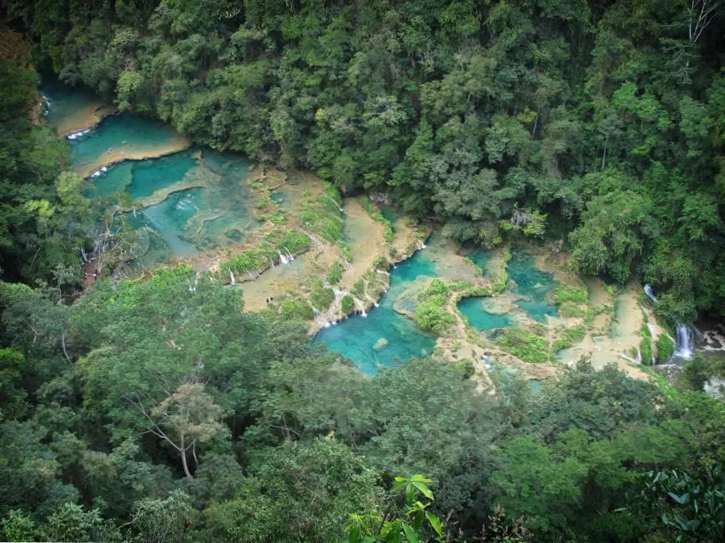 Семука Чампі означає «священна вода». Об'єднують ці води крихітні водоспади і достаток тропічного лісу. З обох сторін місцевості підносяться скелі, що робить місце ізольованим. Серед природних визначних пам'яток Гватемали цей водоспад займає особливе положення.
