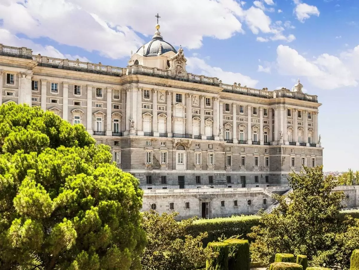 Đi bộ dọc theo khu vườn Hoàng gia ở Madrid, Tây Ban Nha.