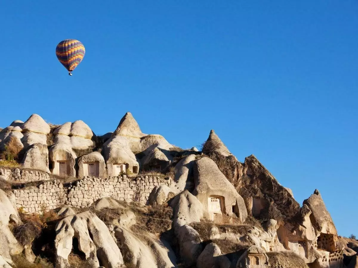 Explore ubicaciones irreales en Cappadocia, Turquía.