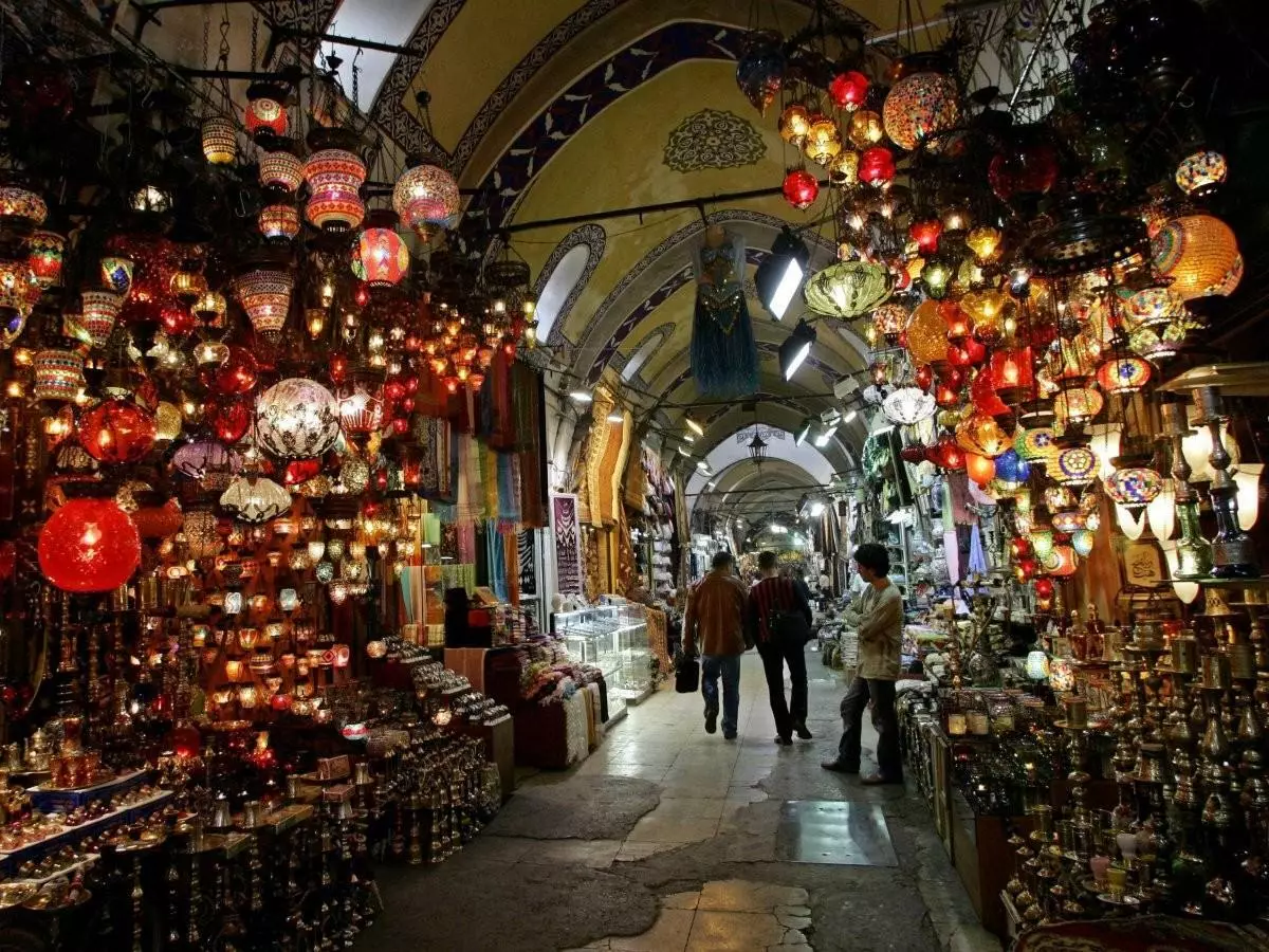 Iru al la granda bazaro en Istanbulo, Turkio.