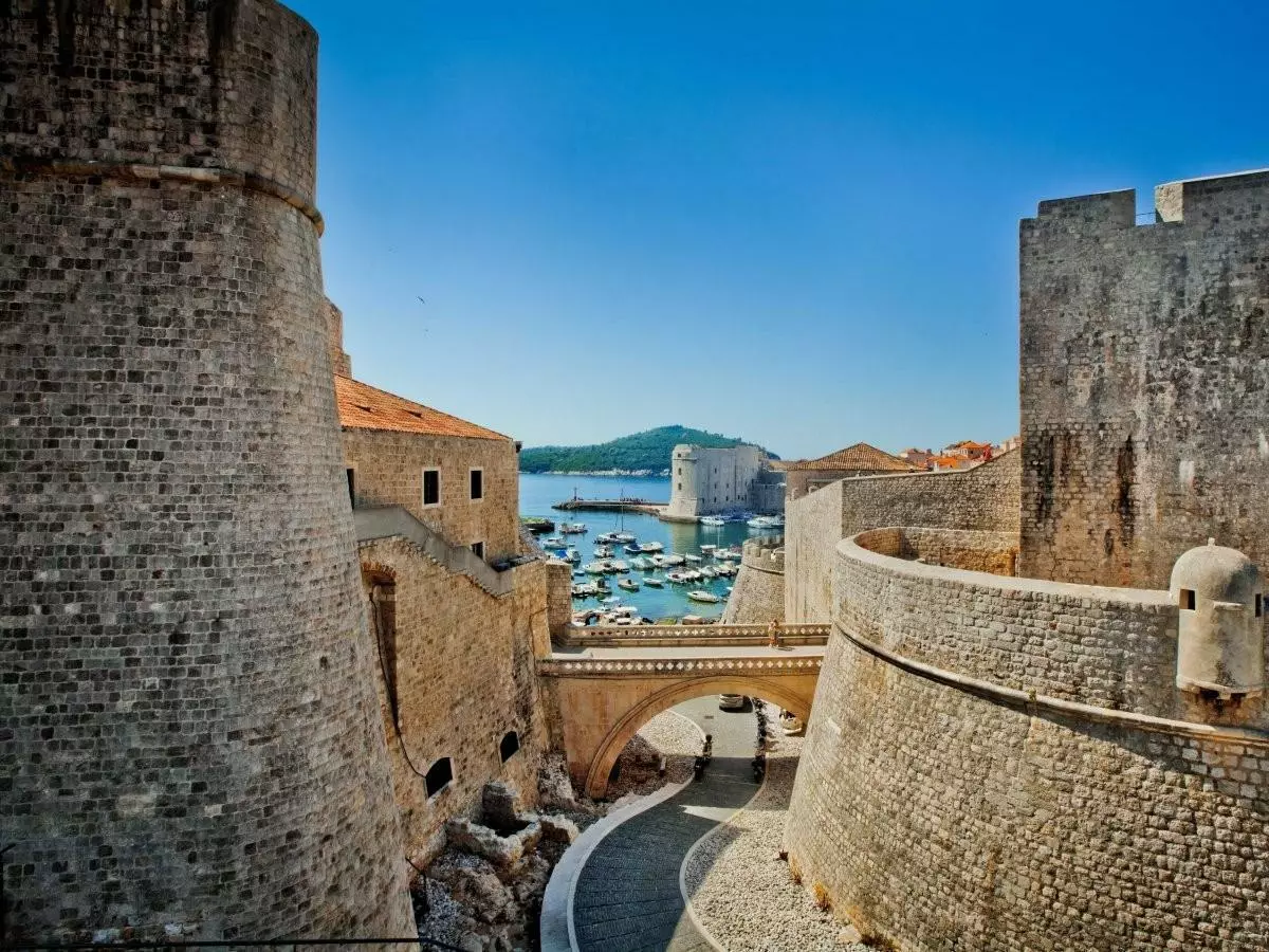 Дубровникийн хананы доор алхах, Хорват улсын хотоос VII зуунд хамгаалдаг.