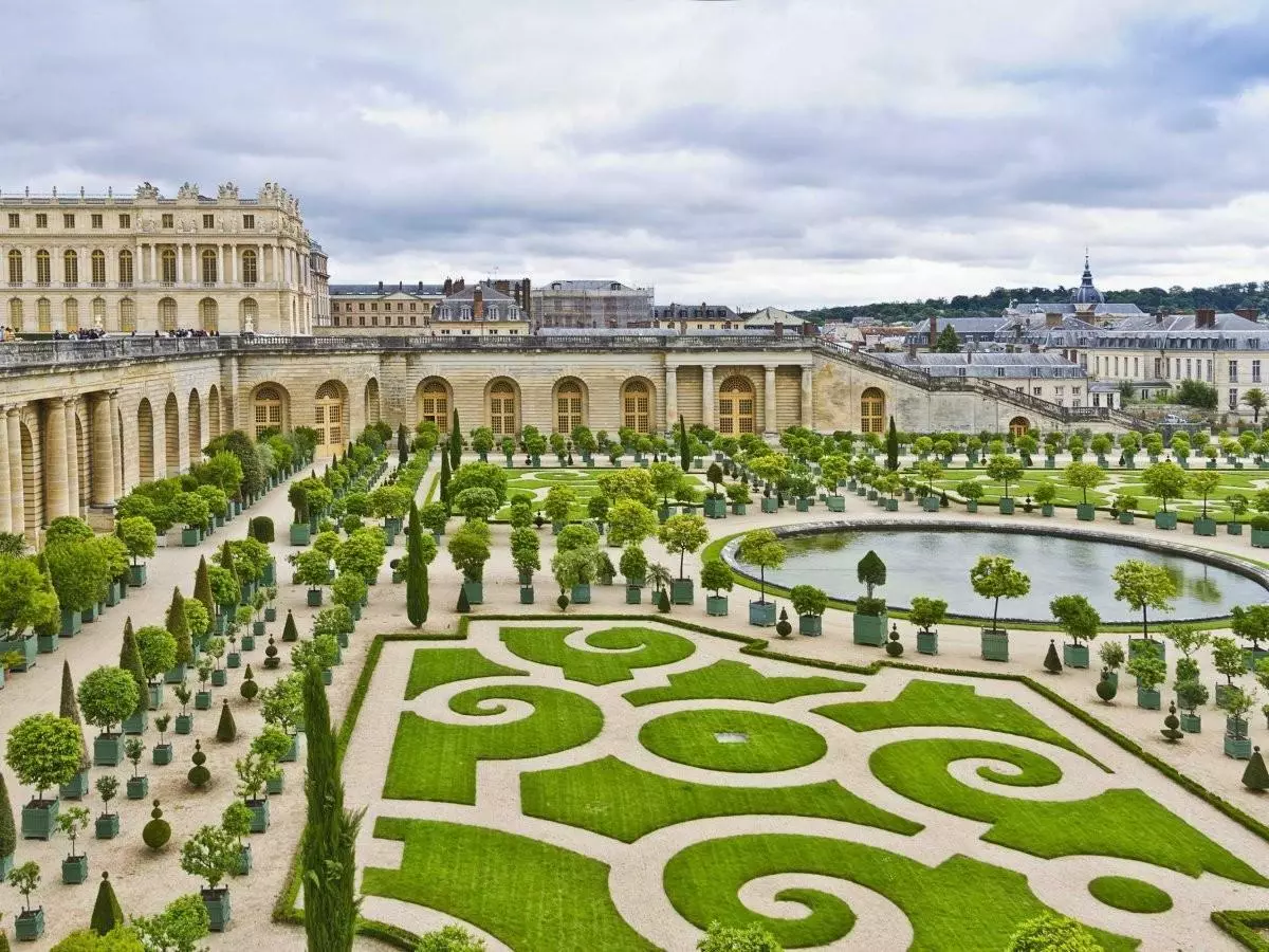 Espatlla al laberint dels jardins del palau de Versalles prop de París, França.