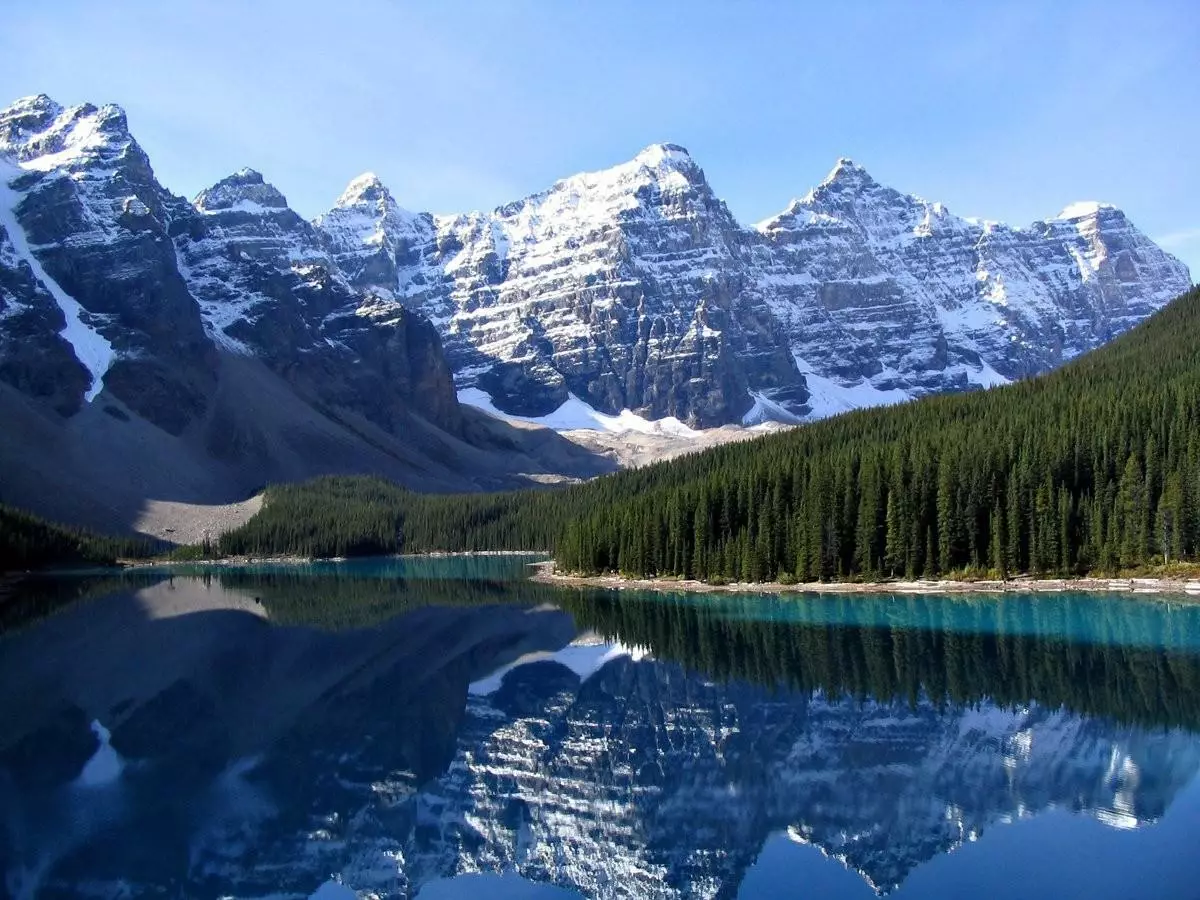 Podziwiaj odbicie Rocky Mountains w Lake Moarze w Parku Narodowym Banff, Kanada.