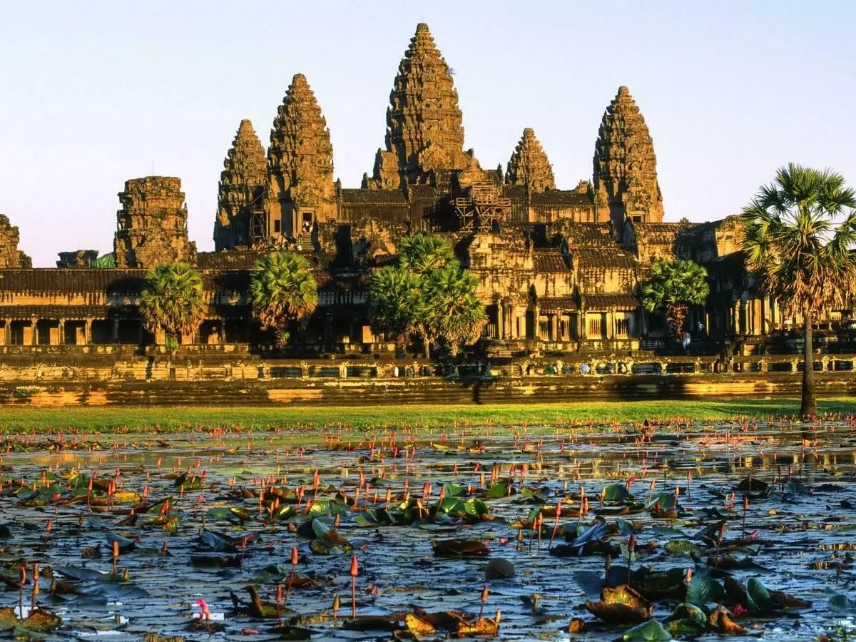Dabaru si awọn ahoro ti Angkor wat ni Ilu Kambodia.