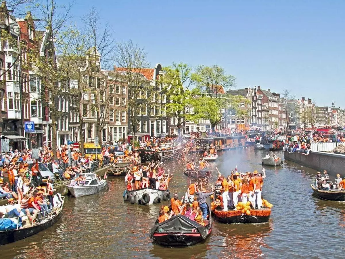 Tåre i turen på bunnen av dronningen i Amsterdam, da folk kledd i oransje og ha det gøy hele natten.