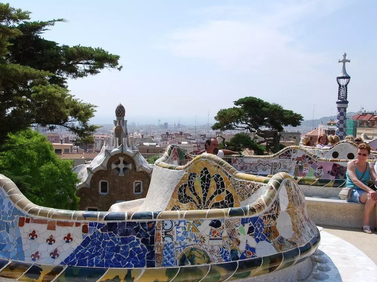 Ordne en piknik i Guell surrealistisk park, designet av Antonio Gaudi, Barcelona, ​​Spania.