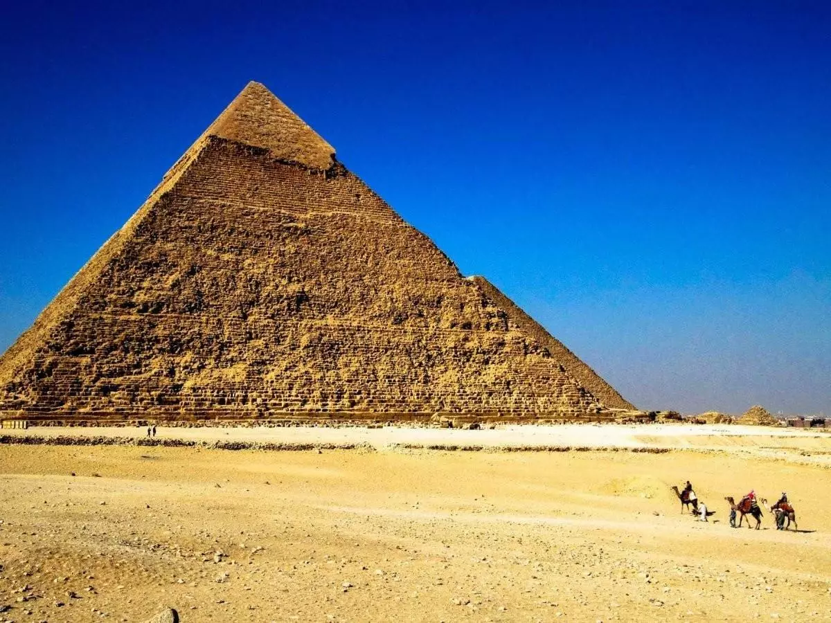 Beundre de store pyramidene i Giza utenfor Kairo, Egypt.