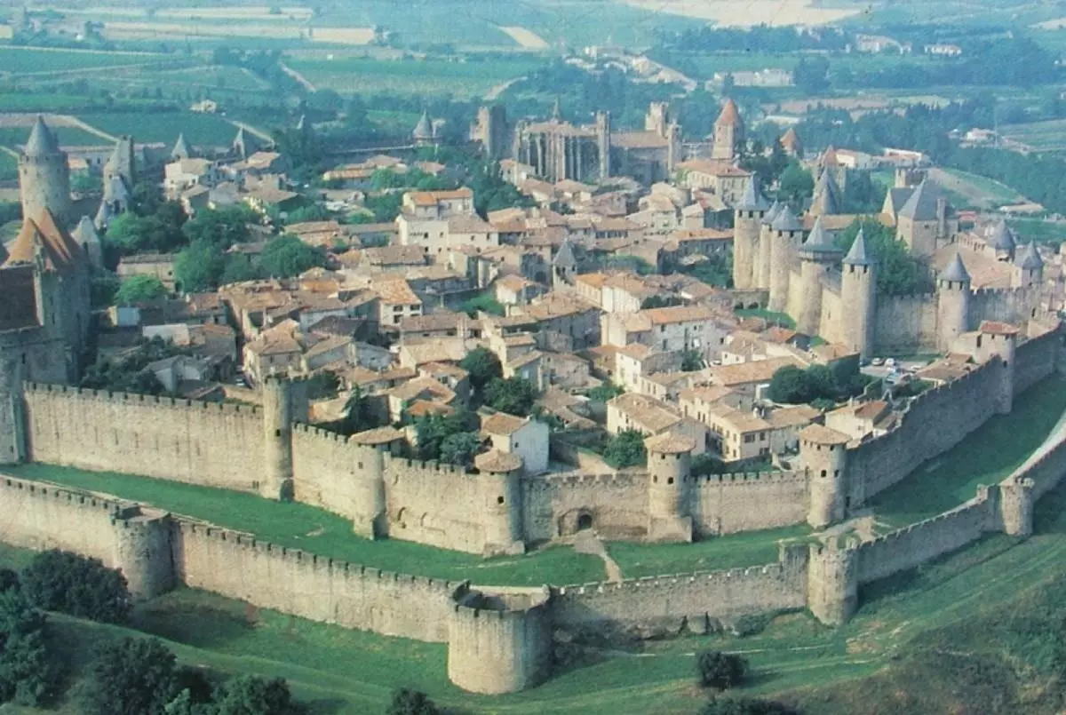 قدم زدن از طریق خیابان های باستان از Carcassonne فرانسه شهرستان-قلعه.