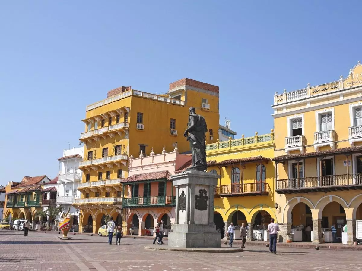 Ka gudub waddooyinka gumeystaha ee reer Spain ee Cartagena, Colombia.