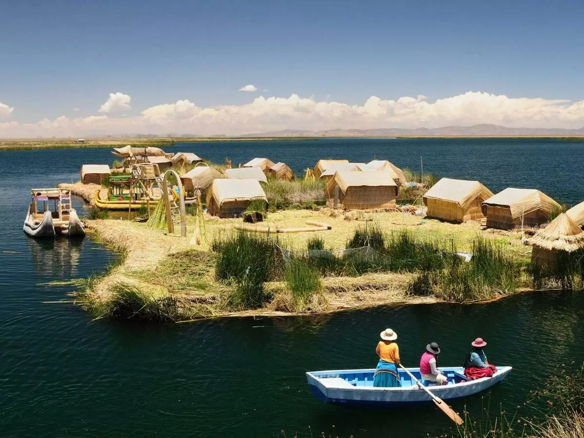 Bezoek de drijvende eilanden aan het meer Titicaca, waar de inheemse mensen nog steeds leven.