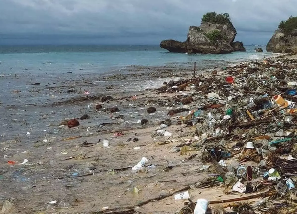 I turisti ammirano l'isola indonesiana, ma nessuno è fotografato contro lo sfondo di tonnellate di spazzatura, che periodicamente lancia sulle spiagge.