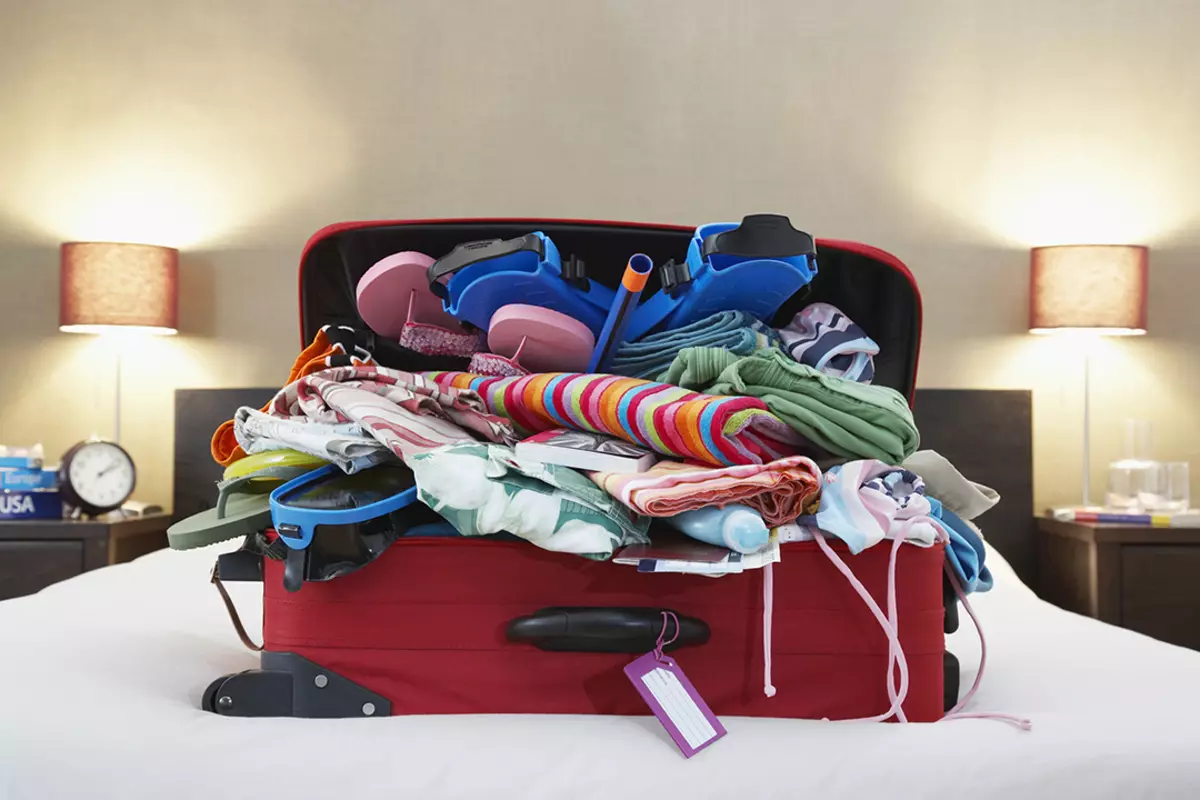 Wirf es aus dem Koffer: Wie kann man eine Reise einfach machen und auf Gepäck sparen?
