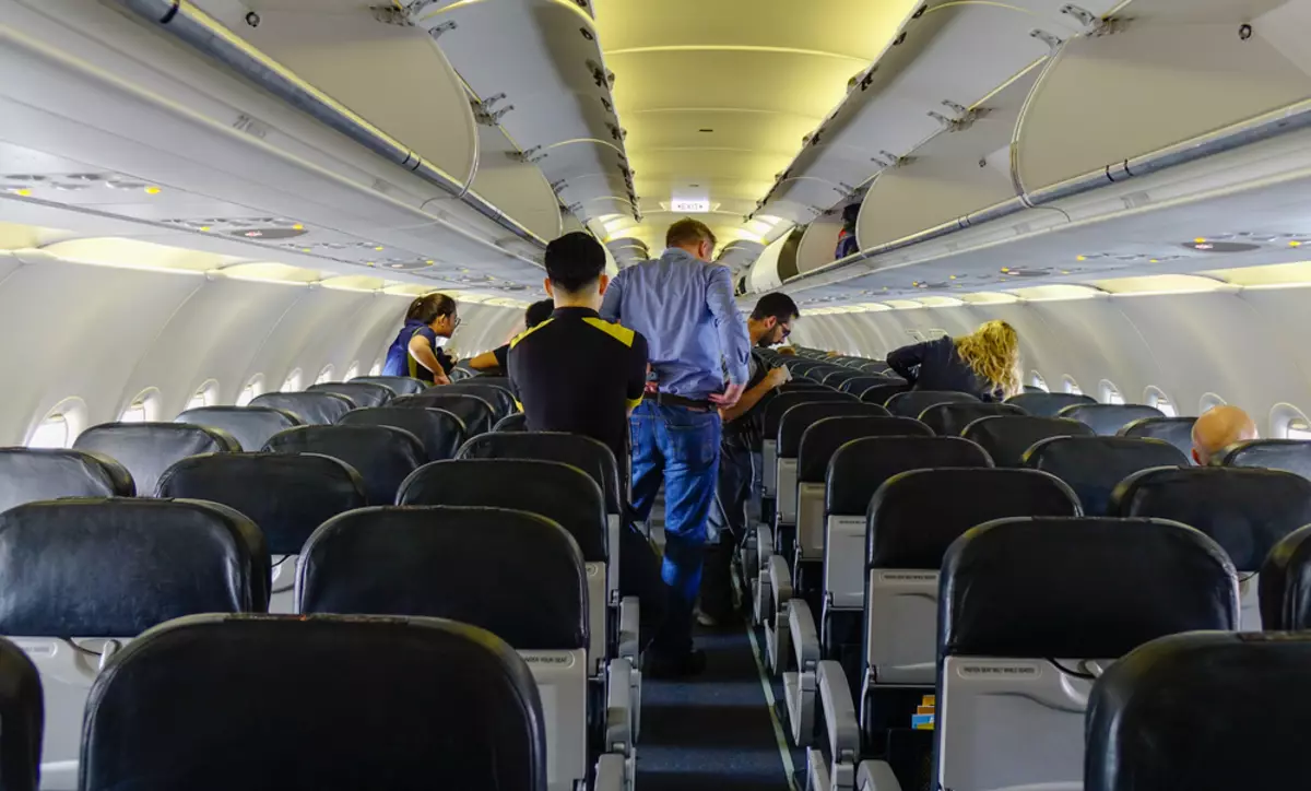 Prečo ľudia stoja v rade na pristátie a mimo lietadla