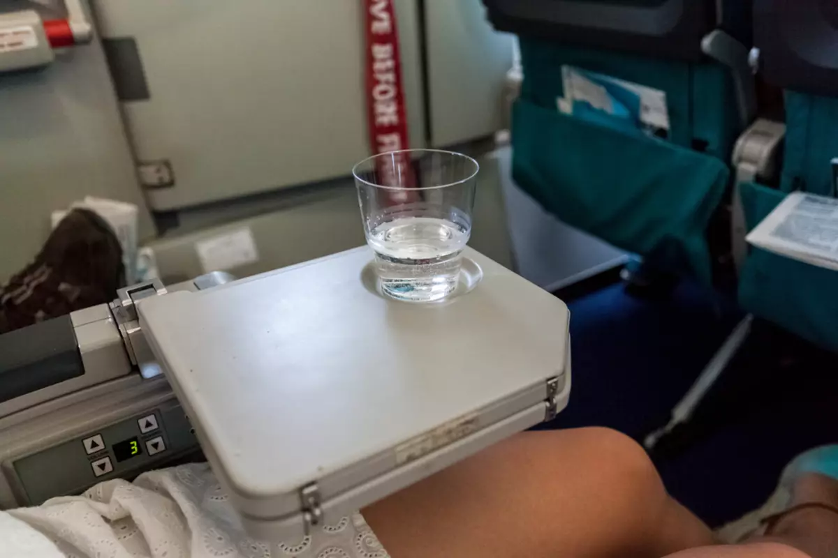 飛行機の中のカップから水を飲まないのはなぜ