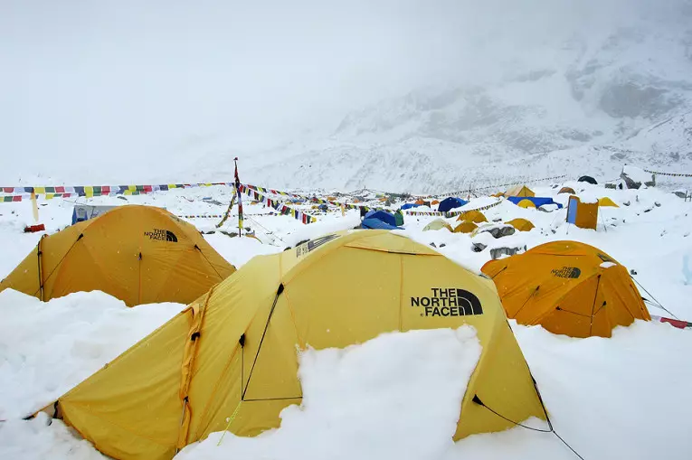لماذا يسمى Everest أعلى مكب النفايات في العالم 995_2